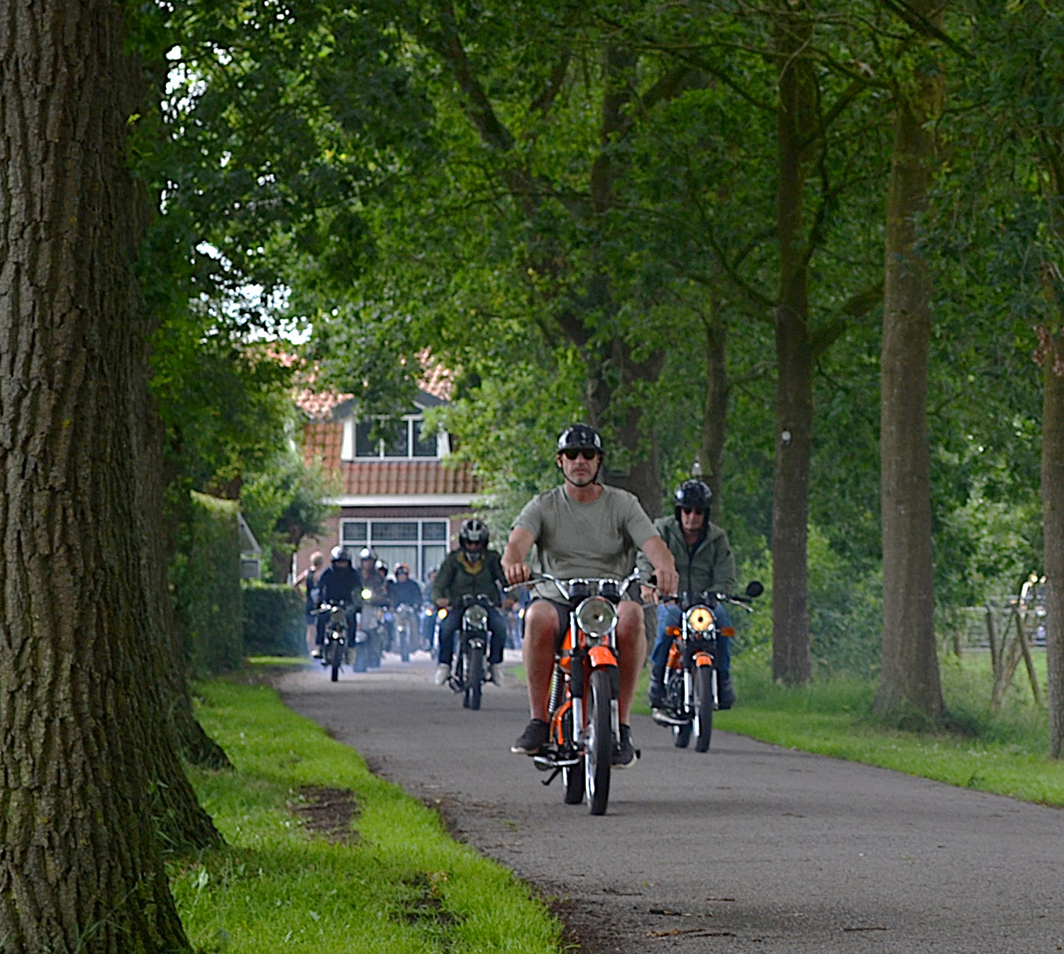 Honderd klassieke brommers op pad vanuit De Plank - Vereniging ...